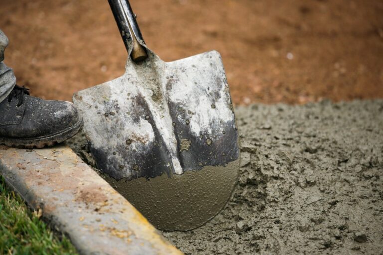 How To Use a Shovel: A Comprehensive Guide - Garage Tool Expert